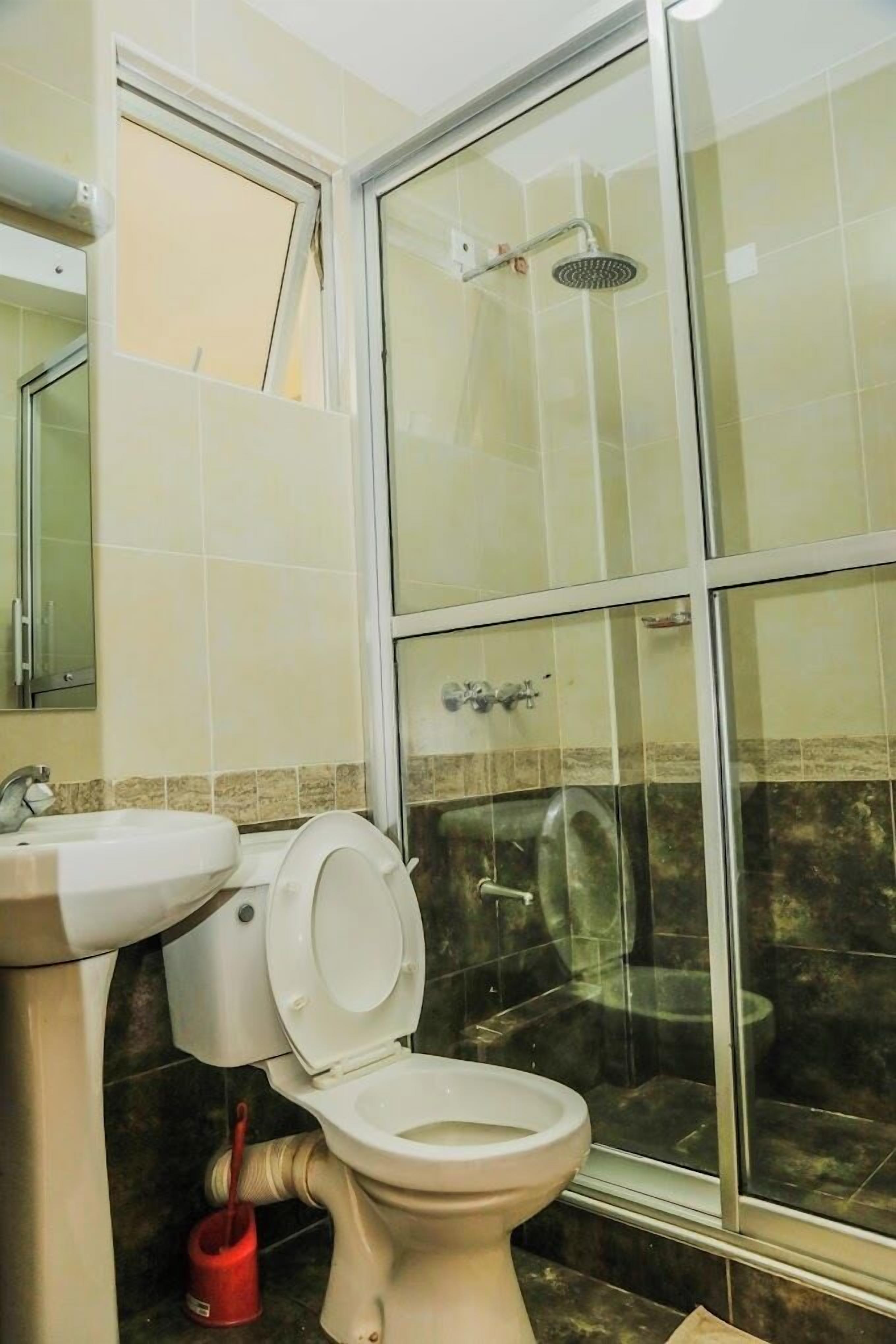 Quarto Duplo Standard | Casa de banho | Um polibã, chinelos, toalhas fornecidas, sabão 