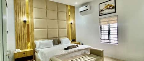 Quarto Deluxe, varanda, Vista para a cidade | Secretária, secretária adequada para computadores portáteis