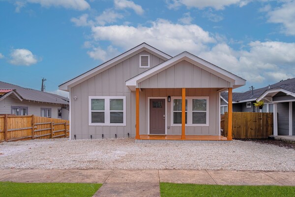 Minutes To Downtown: Spacious 4br/3ba Historic Gem - San Antonio, TX