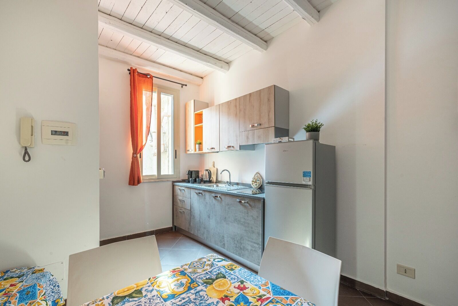 Apartamento, 2 quartos | Cozinha privada | Uma máquina de café expresso, uma cafeteira/bule, uma chaleira elétrica 