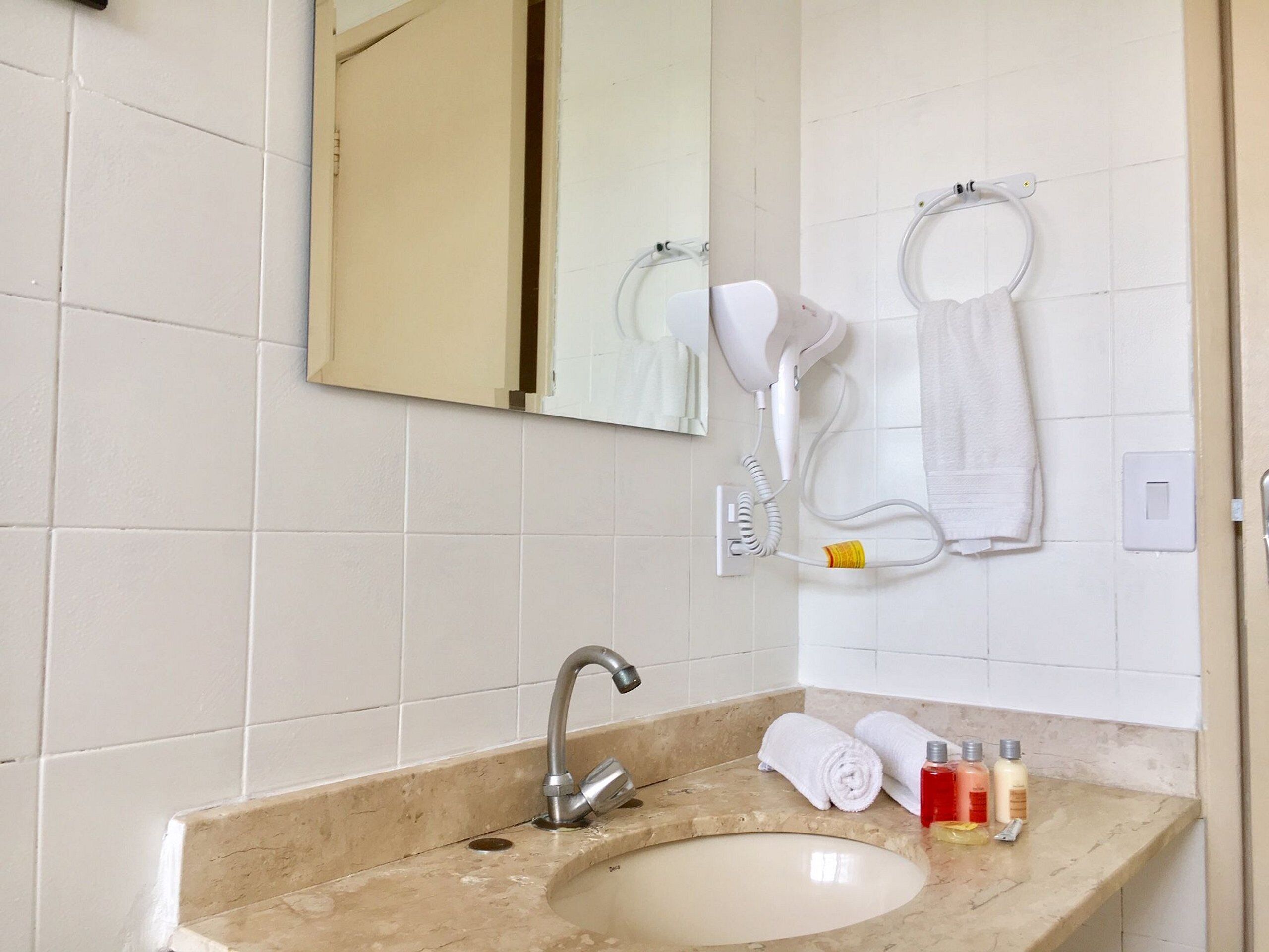 Apartamento | Casa de banho | Um polibã, um secador de cabelo, toalhas fornecidas, papel higiénico 