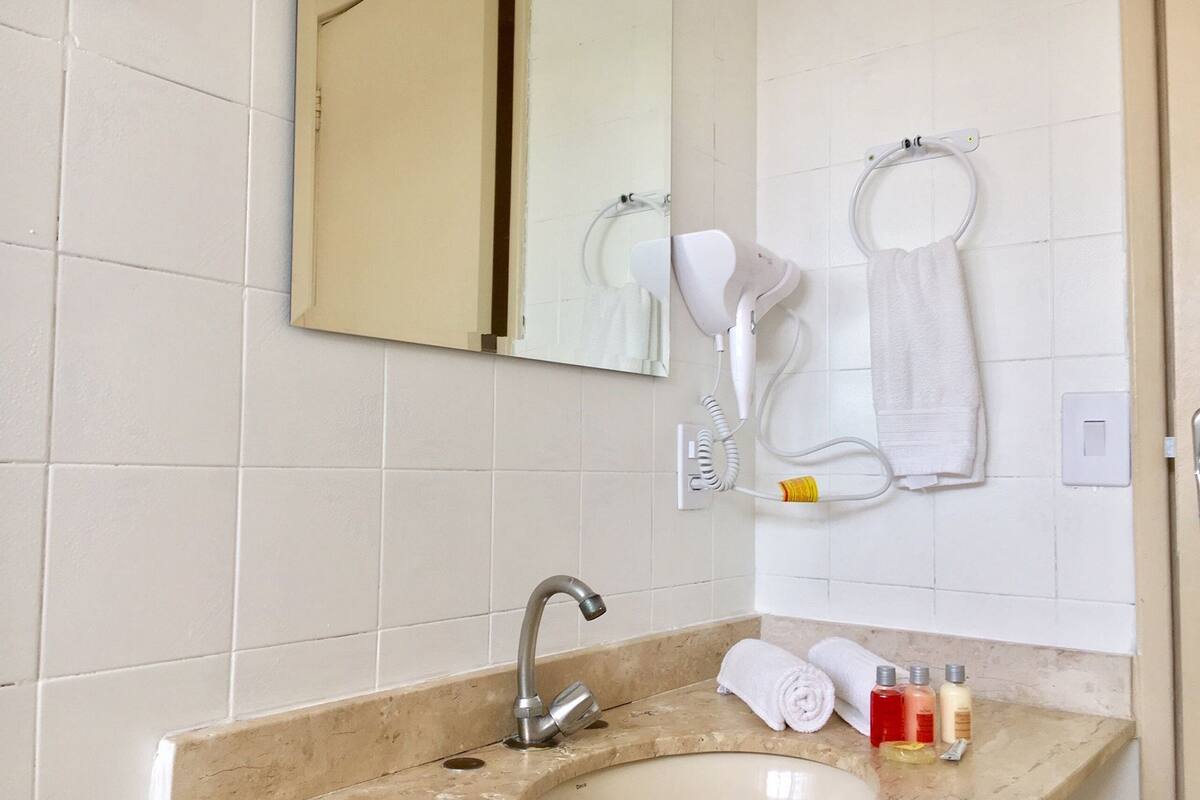Apartamento | Casa de banho | Um polibã, um secador de cabelo, toalhas fornecidas, papel higiénico