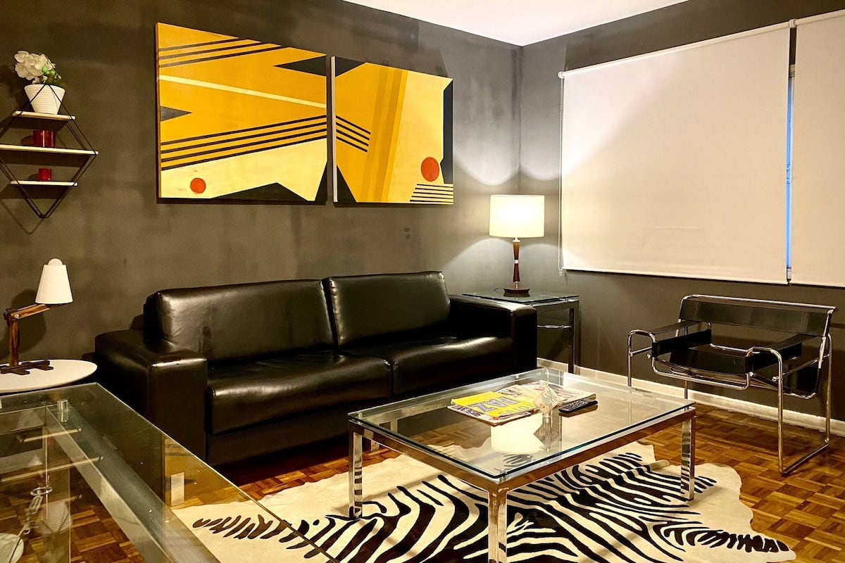 Apartamento | Sala de estar | TV de ecrã plano