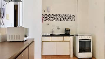Apartamento | Cozinha privada | Um frigorífico, um micro-ondas, um forno, uma cafeteira/bule