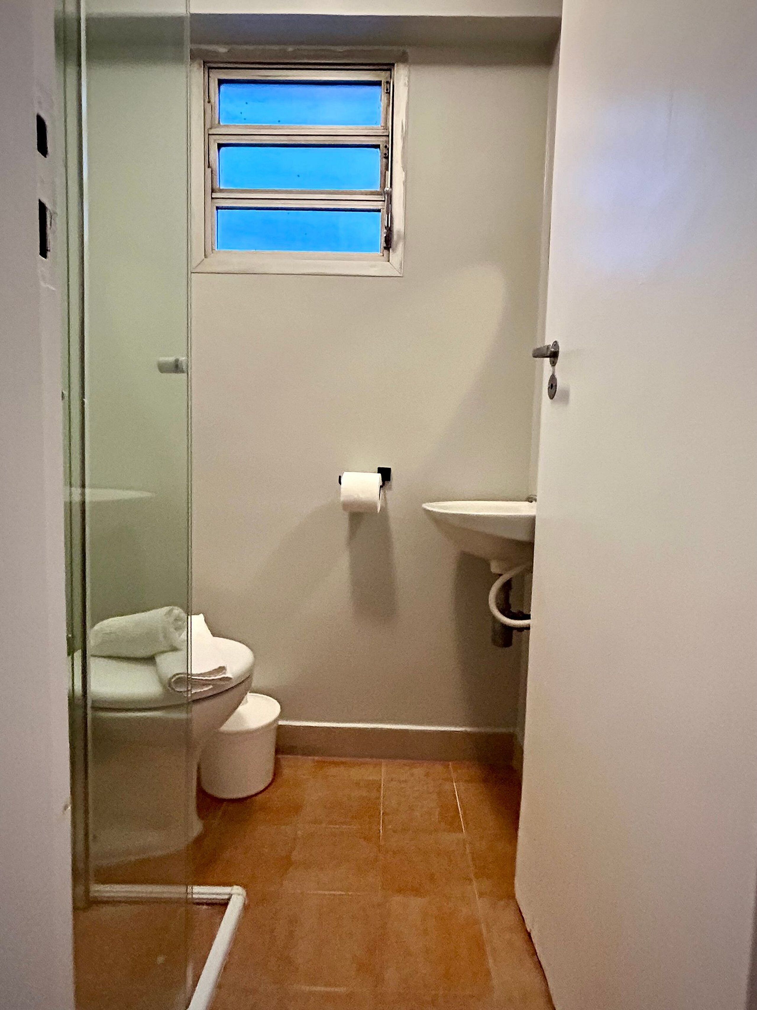 Apartamento | Casa de banho | Um polibã, um secador de cabelo, toalhas fornecidas, papel higiénico 