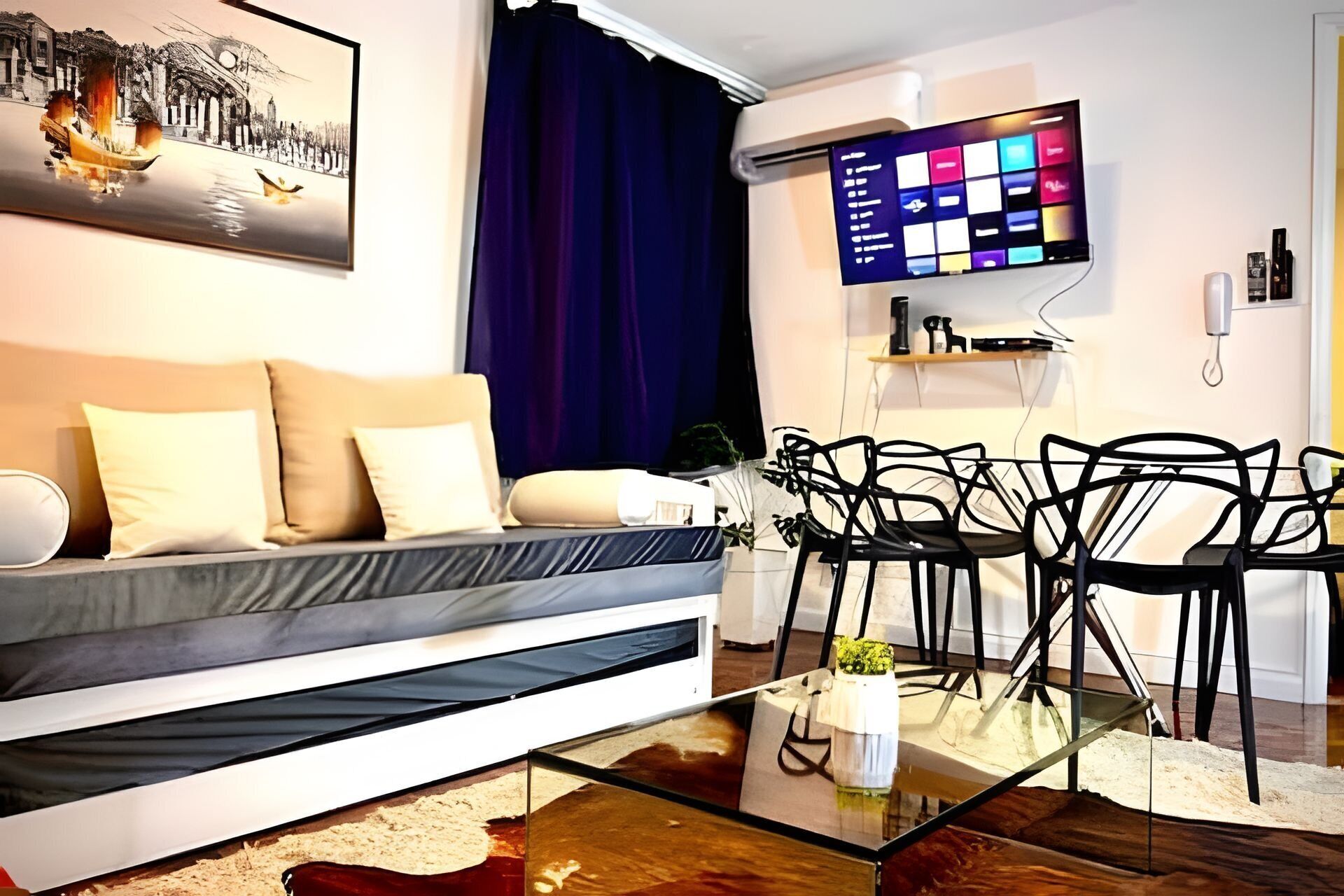 Apartamento Comfort | Sala de estar | Televisor de ecrã plano de 32 polegadas com canais por cabo, televisor 