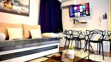 Apartamento Comfort | Sala de estar | Televisor de ecrã plano de 32 polegadas com canais por cabo, televisor