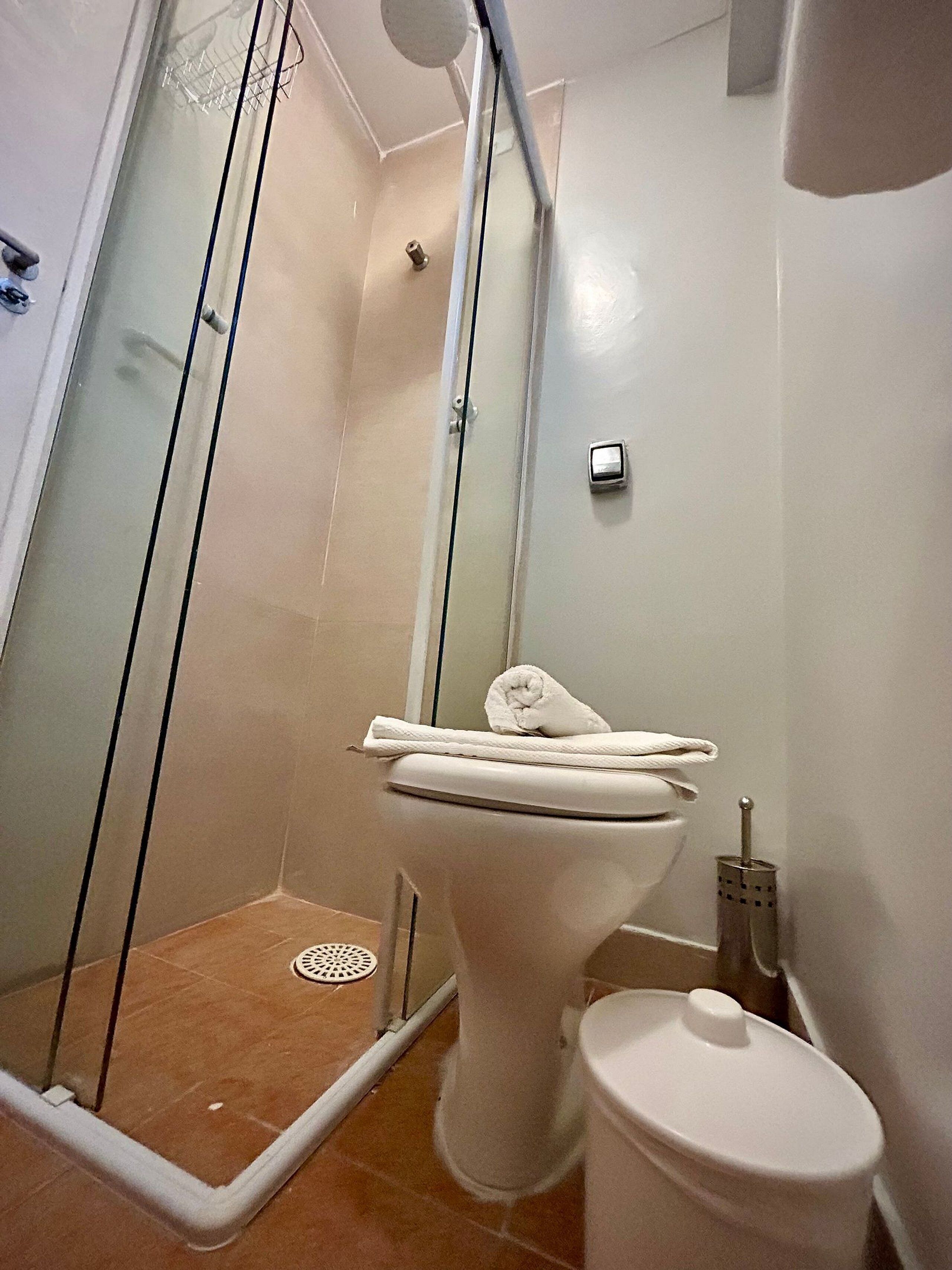 Apartamento | Casa de banho | Um polibã, um secador de cabelo, toalhas fornecidas, papel higiénico 