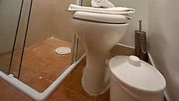 Apartamento | Casa de banho | Um polibã, um secador de cabelo, toalhas fornecidas, papel higiénico