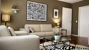 Apartamento | Sala de estar | Televisor de ecrã plano de 32 polegadas com canais por cabo, televisor