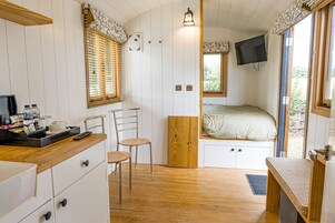 1 quarto, com decoração personalizada, com mobília individualizada 