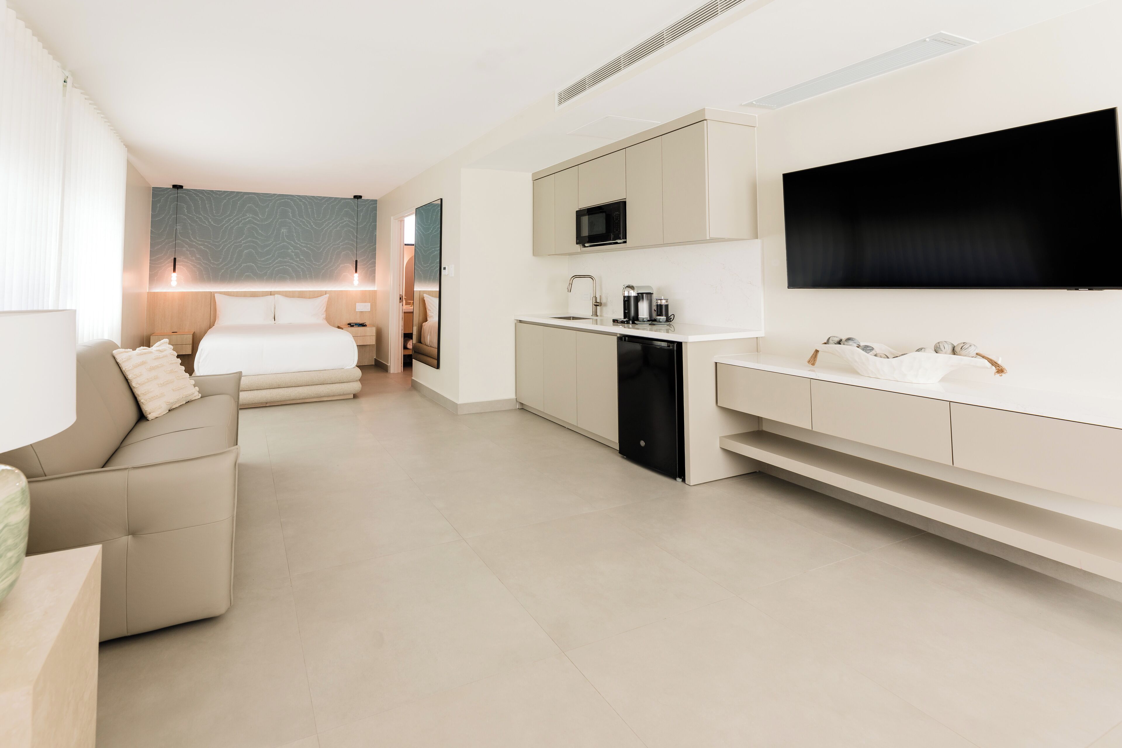 Roupas de cama premium, camas com colchões pillow-top, escrivaninha