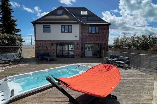 Hot Tub - Bbq - Garden - Parking - Sleeps 8 - Worcester