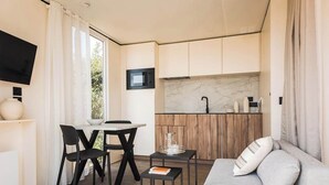 Um espaço compacto com área de refeições, cozinha compacta e zona de estar.
