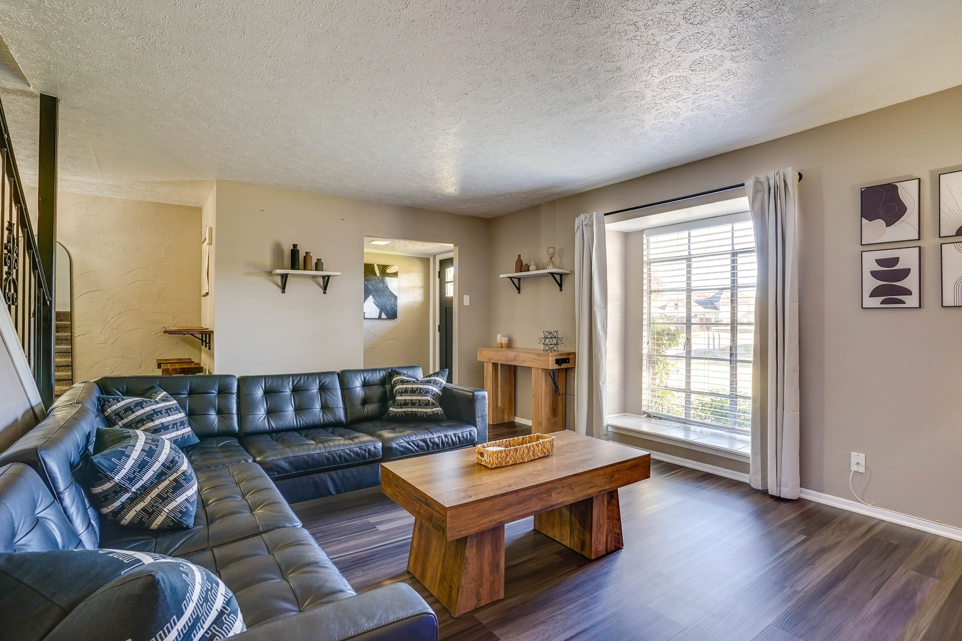 Modern Comfort Townhome - Mansfield, TX