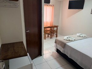Quarto casal ou duplo básico | Wi-Fi de cortesia