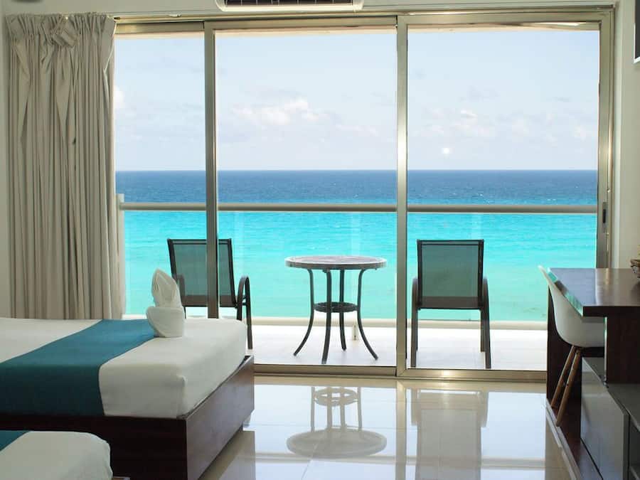 Quarto casal conforto, sacada, vista para o oceano | Cofres nos quartos, cortinas blackout, Wi-Fi de cortesia