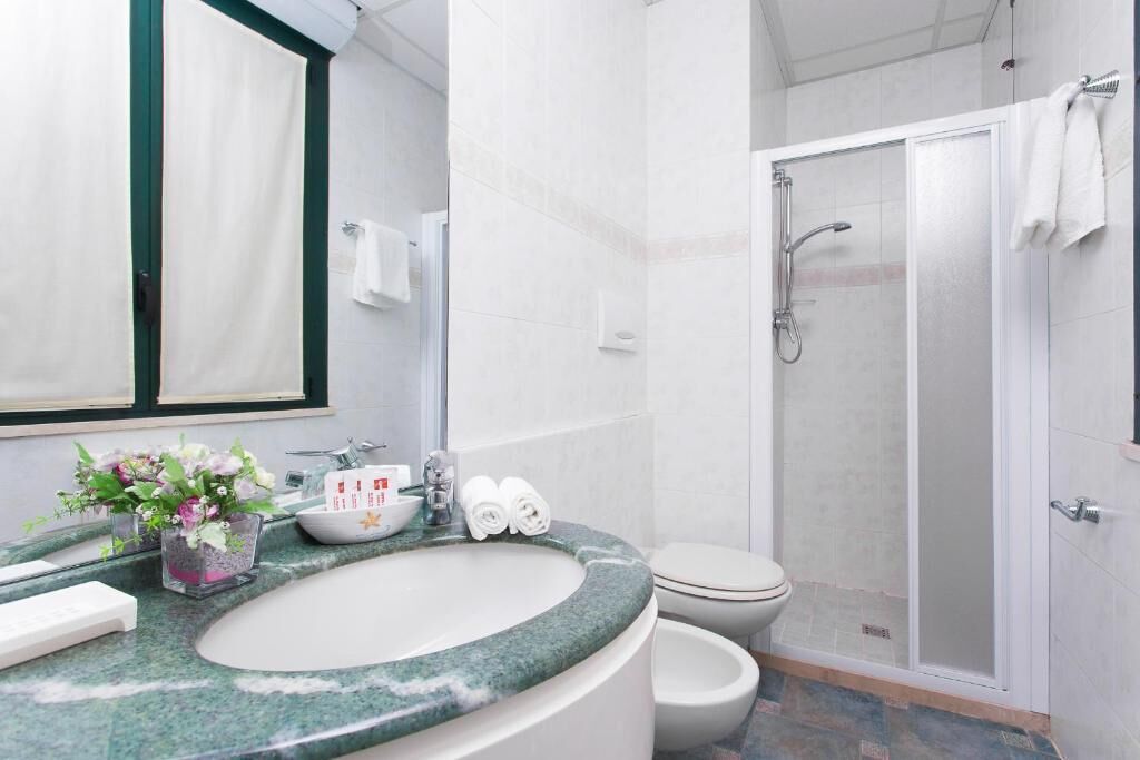 Chuveiro, produtos de toalete grátis, secador de cabelo 