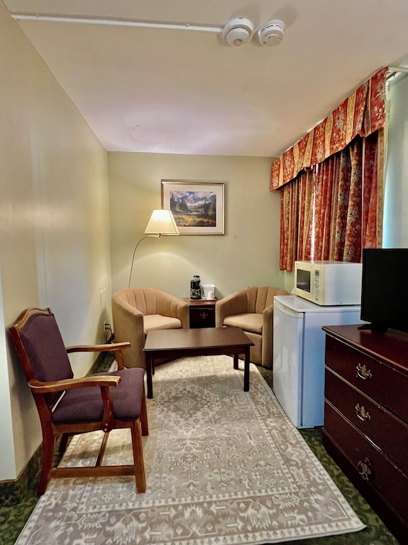 Rocky Mountain Lodge - Standard Room, 1 King Bed - Renfrew