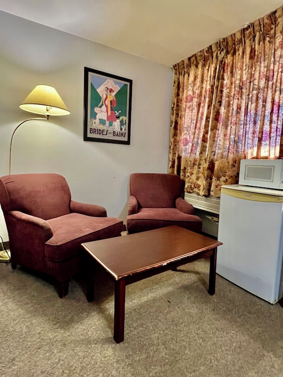 Rocky Mountain Lodge - 2 Queen Bed Size - Renfrew