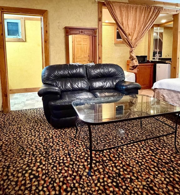 Rocky Mountain Lodge - Luxury Suite - Renfrew