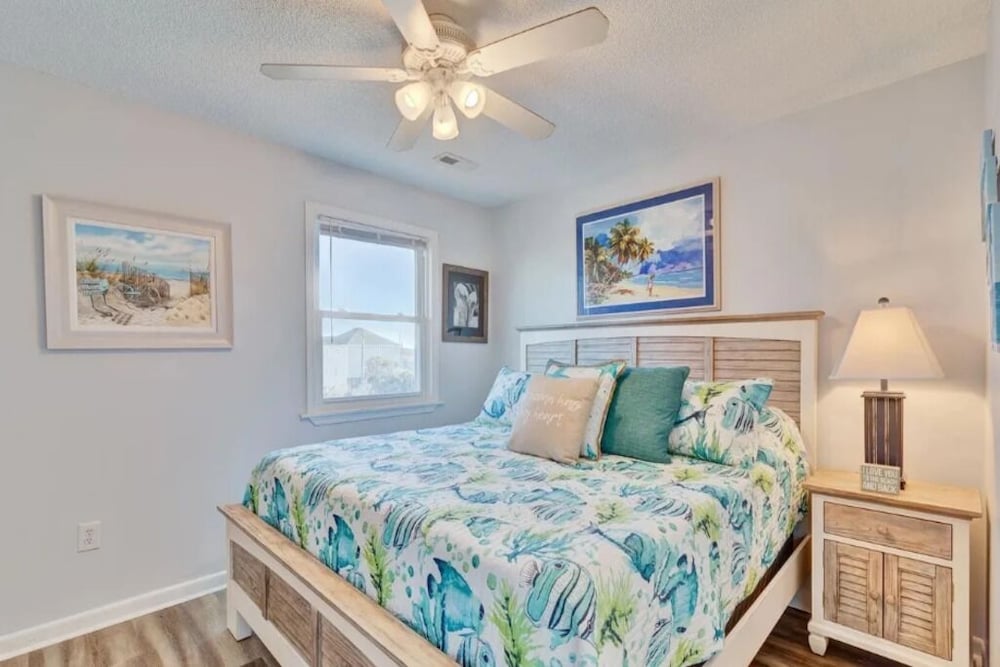 Water Views! Indoor Jacuzzi, Stunning Sunrises! Spacious 4 bed 2 bath ...