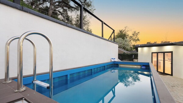 Royal Woods Retreat By Avantstay Modern Sherman Oaks Escape Private Pool + Lounge Near Ventura Boulevard - Los Angeles, CA