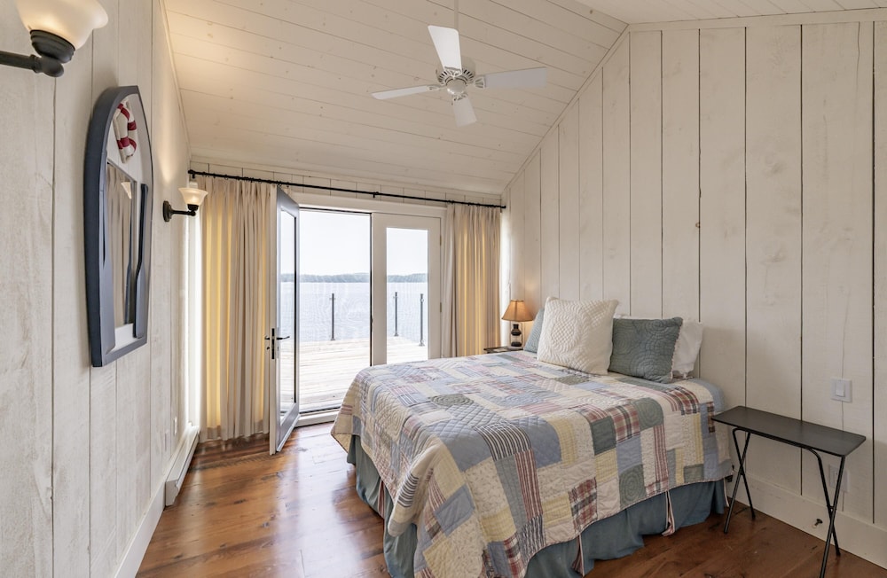 Traditional 6 bed 5 bath cottage on Lake Joseph with matching Boathouse ...