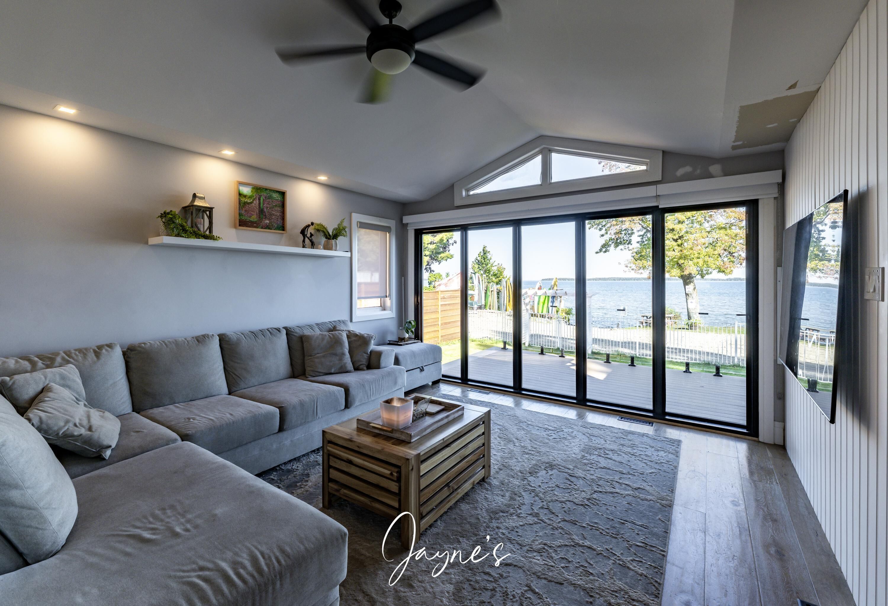 Beautiful Lakeside Retreat On Lake Simcoe - Innisfil