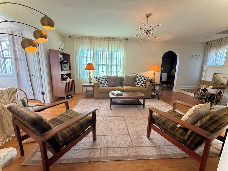 Charming Mid-century Stay In Downtown Cedar Falls - Waterloo, IA