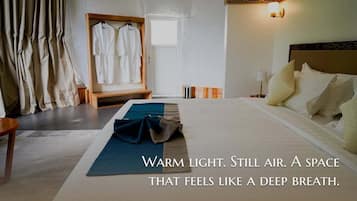 Quarto Twin Deluxe, vista para a montanha | Cofre com capacidade para portátil, secretária, ferro/tábua de engomar