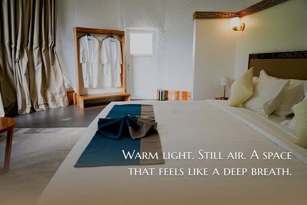 Quarto duplo luxo, vista para a montanha | Cofres nos quartos, escrivaninha, ferros/tábuas de passar roupa