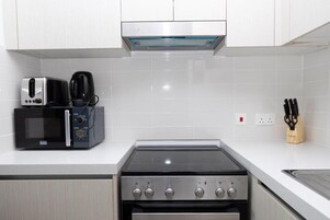 Apartamento, varanda, vista para o canal | Cozinha privada | Uma chaleira elétrica, uma torradeira 