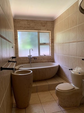 Quarto casal luxo, vista para a piscina | Banheiro