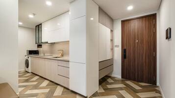 Apartamento de Luxo, 2 quartos, varanda, Vista para a cidade | Cozinha privada | Um frigorífico/congelador grande, um micro-ondas, um forno