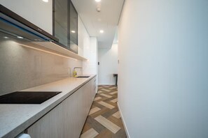 Apartamento superluxo, 2 quartos, sacada, vista para a cidade | Cozinha privada | Geladeira grande, micro-ondas, fogão, cooktop
