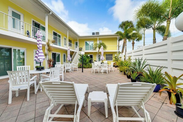 Walk To Venice Beach & Downtown! Couple's Condo - Venice, FL