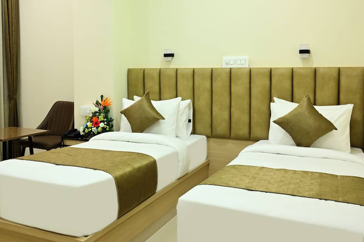 Quarto Twin Deluxe, Vista para a cidade | Cofre no quarto, secretária