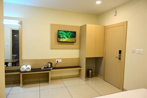 Quarto casal luxo, vista para a cidade | Cofres nos quartos, escrivaninha, espaço de trabalho para notebook