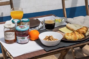 Pequeno-almoço continental diário (7 EUR por pessoa) 