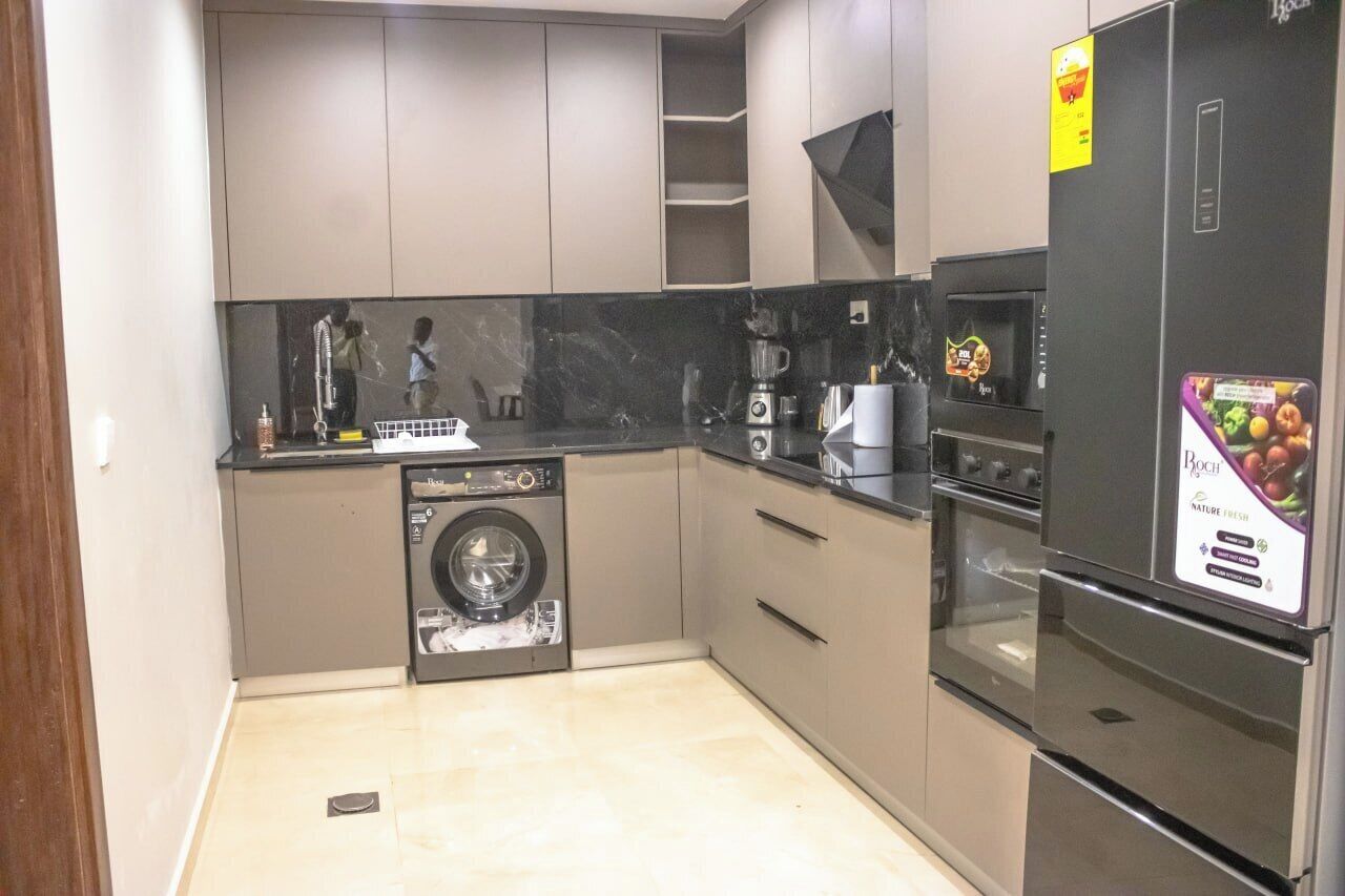 Um frigorífico/congelador grande, um micro-ondas, um forno 