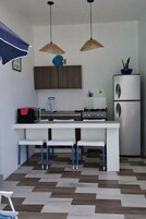 Apartamento, 1 quarto, cozinha, vista para a piscina | Cozinha privada | Geladeira grande, micro-ondas, fogão