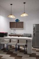 Apartamento, 1 quarto, cozinha, vista para a piscina | Cozinha privada | Geladeira grande, micro-ondas, fogão