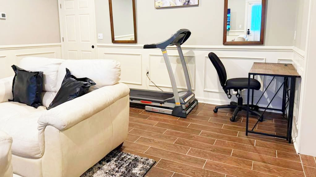 Chic Retreat Escape With Swimming Pool, Gym & Jacuzzi - Buford, GA