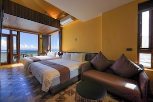 Quarto Quádruplo Deluxe, 2 camas queen-size, varanda, vista para o mar | Minibar, com decoração personalizada, com mobília individualizada 