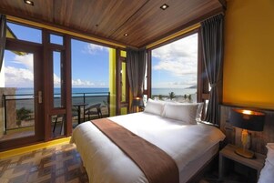 Quarto quádruplo luxo, 2 camas Queen, sacada, vista para o mar | Frigobar, quartos à prova de som, Wi-Fi de cortesia