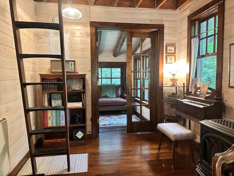 Creekside Fairytale Cabin Near Ferries To Seattle - Bainbridge Island, WA