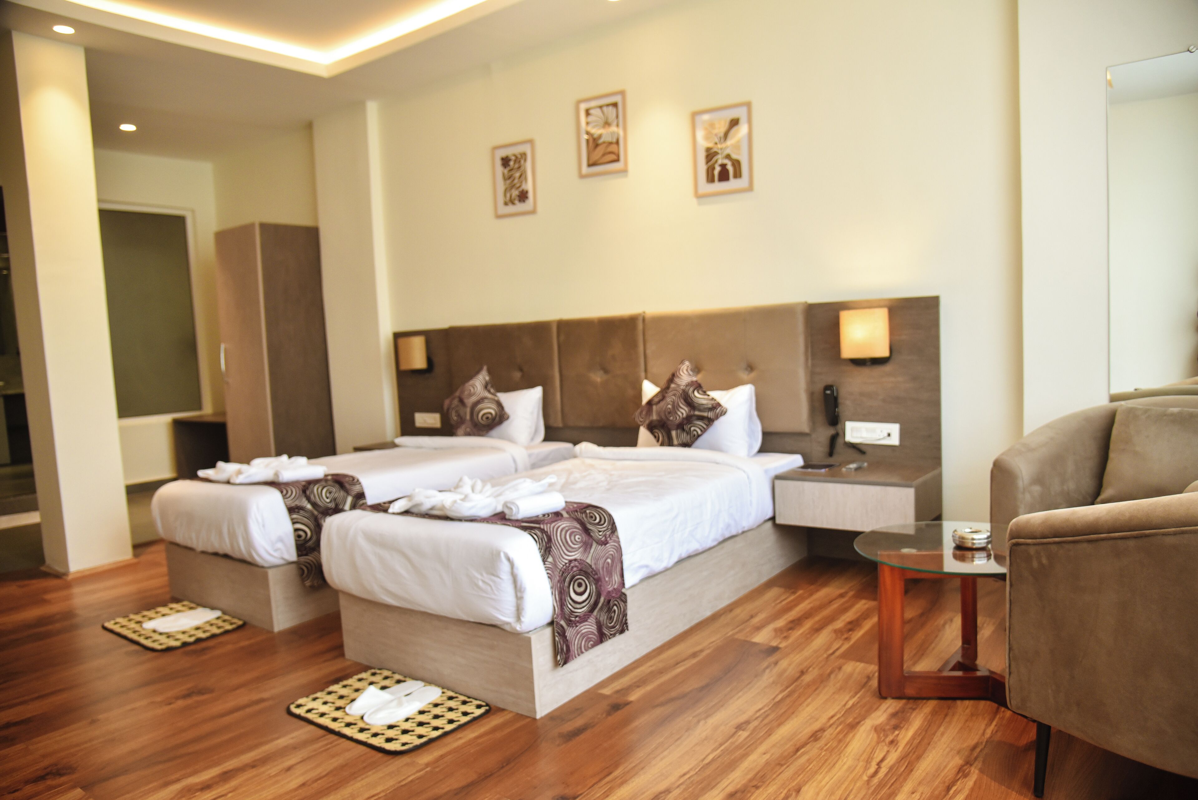 Quarto casal família, sacada, vista para a colina | Escrivaninha, espaço de trabalho para notebook, Wi-Fi de cortesia