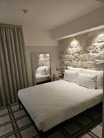 Quarto Duplo ou Twin de Luxo, vista para a baía | Cofre com capacidade para portátil, cortinas/cortinados opacos 
