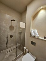 Quarto casal ou duplo superluxo, vista para a baía | Banheiro | Produtos de toalete grátis, secador de cabelo, toalhas de banho 